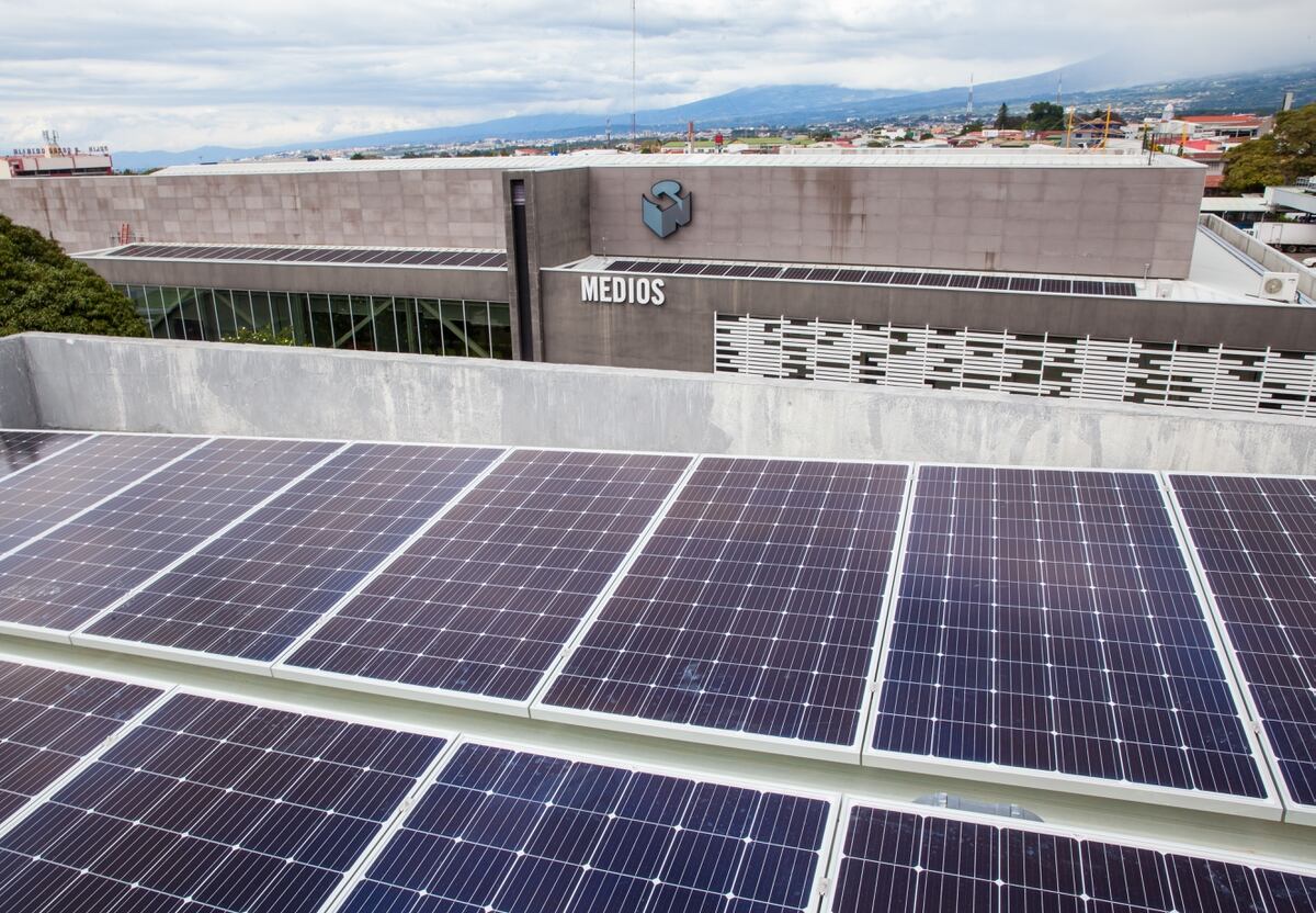 Más empresas generan su propia energía mediante paneles solares - El ...