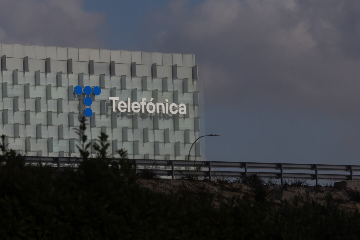 Telefónica vende una de sus filiales a Telecom Argentina por $1.245 ...