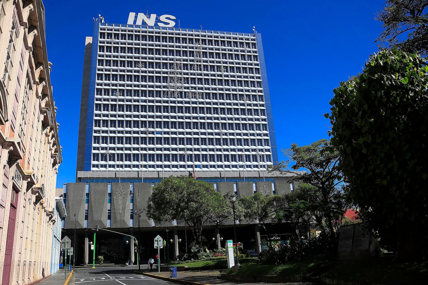 INS tiene diferentes puestos de empleo en varias áreas | El Financiero